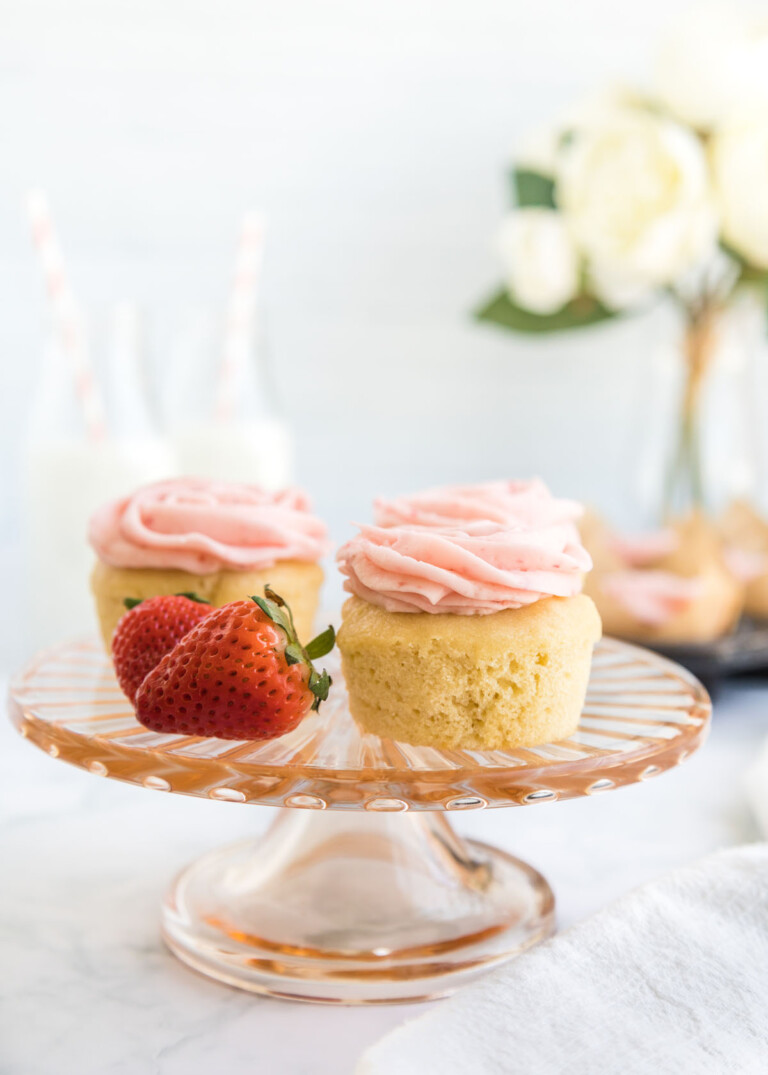 Fresh Strawberry Buttercream Frosting (With Real Strawberries!) - A ...